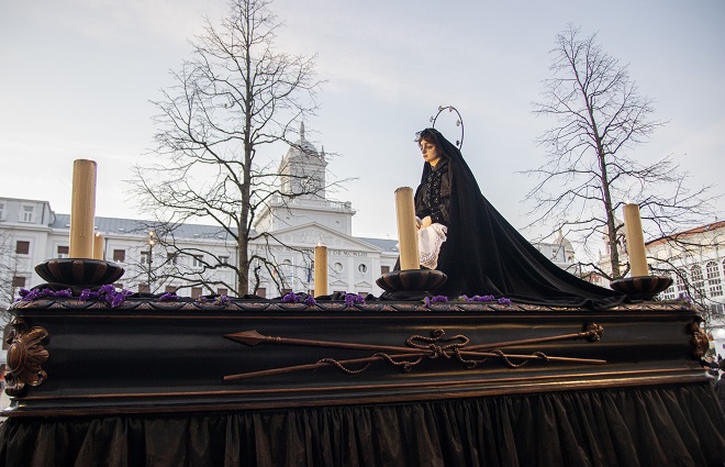 La Virgen de la Caridad saldrá de nuevo a hombros este Sábado Santo en ...